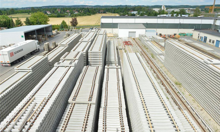 铁路。一个delivers final RHEDA 2000® sleepers for the Follo Line project